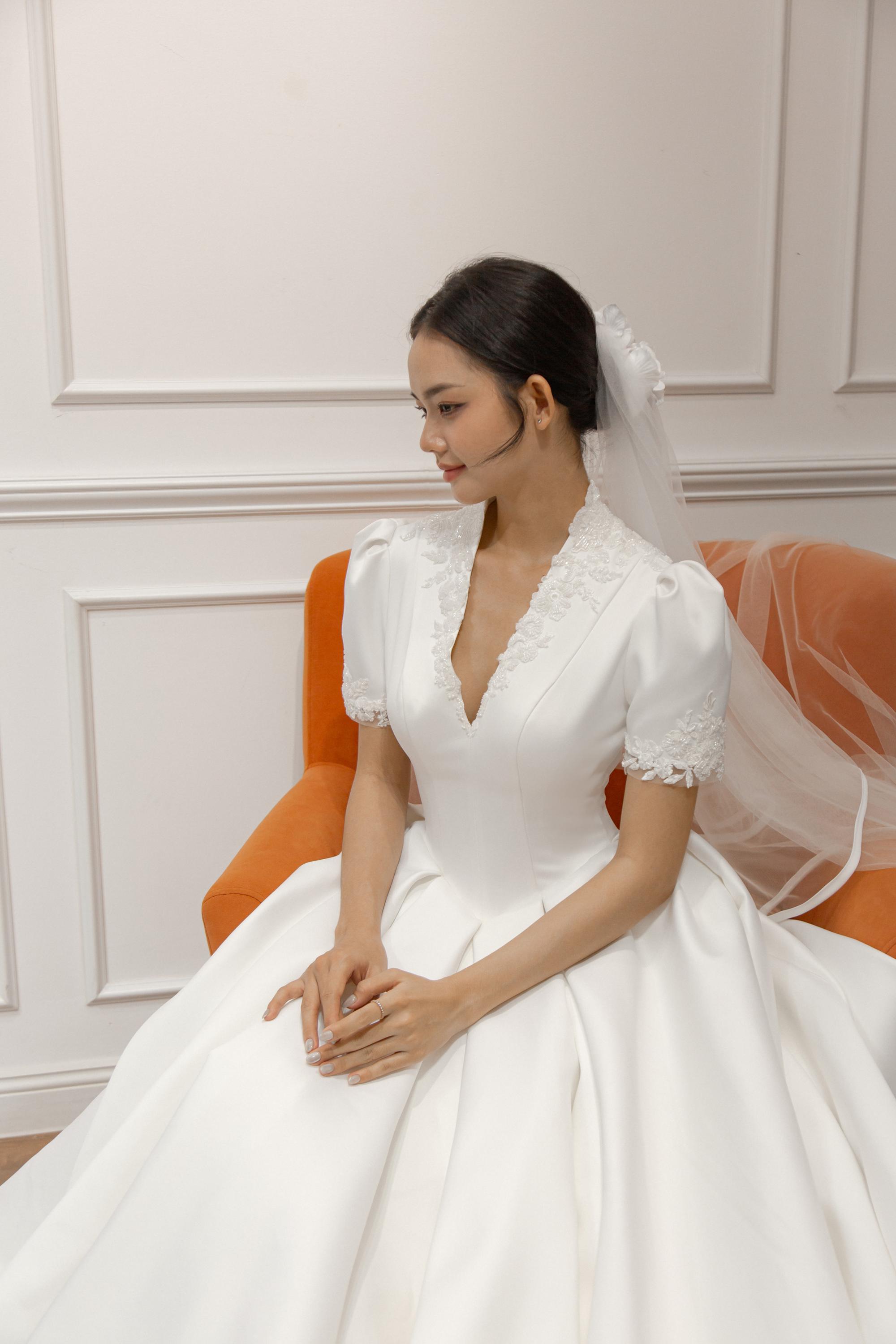 Silk Basque Waist Wedding Dress | Luxurious V-neck Ball Gown Puff ...