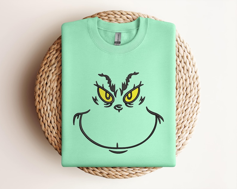 Felpa girocollo con il volto del Grinch ricamato Gildan per le feste ...