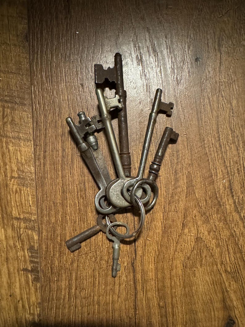 8 Vintage Keys - Etsy