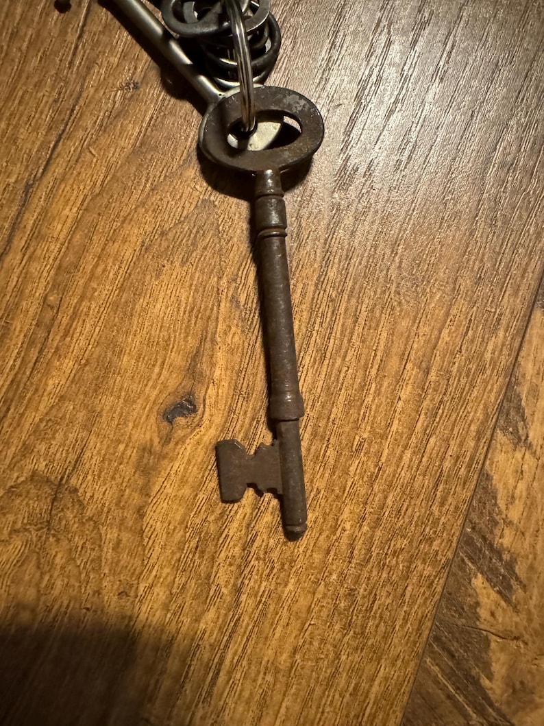 8 Vintage Keys - Etsy