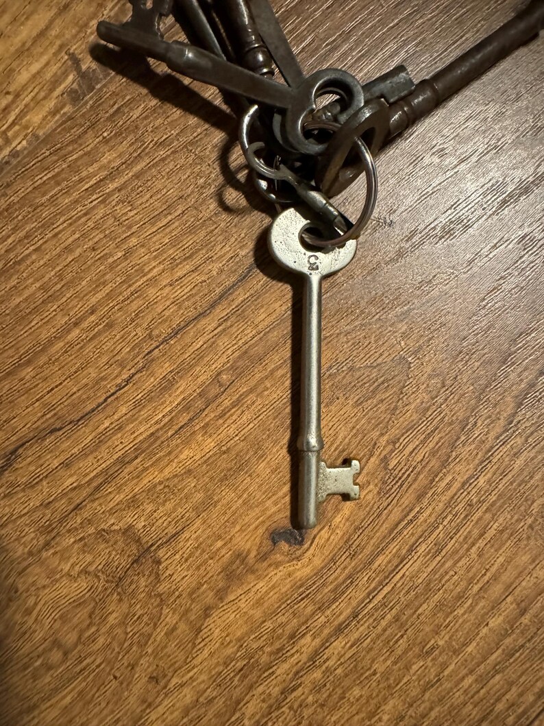 8 Vintage Keys - Etsy