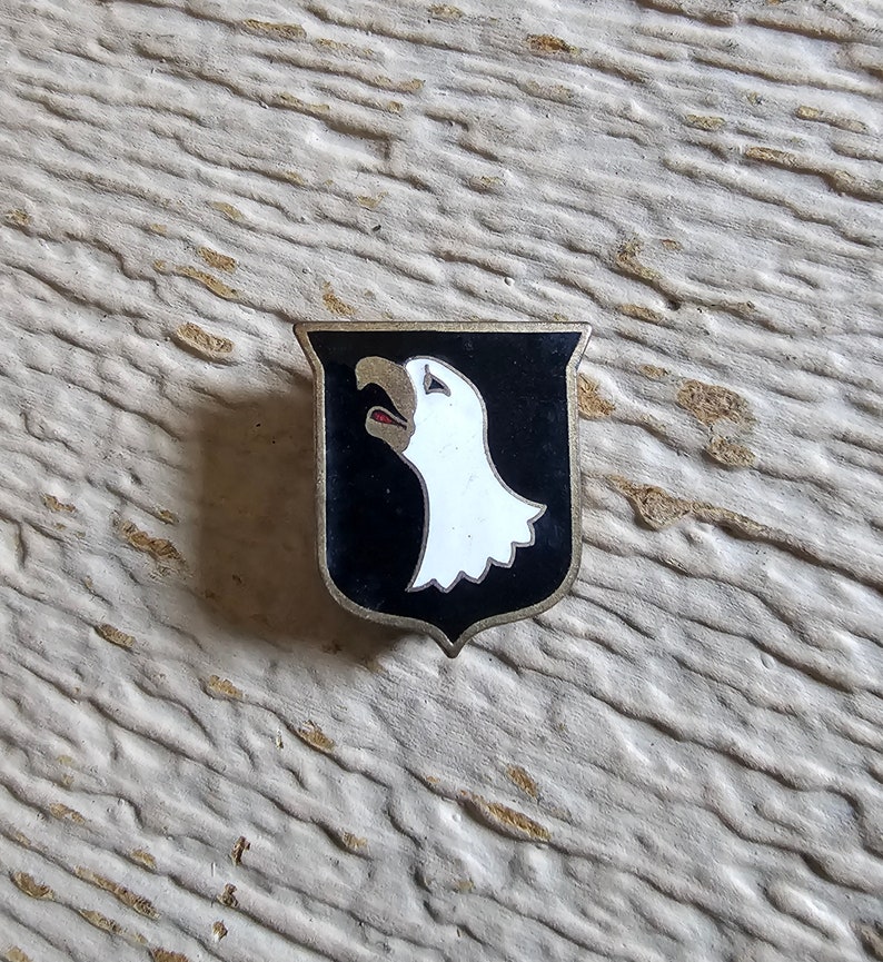 Vintage U.S. Military ARMY 101st Airborne Division Screaming Eagle Pin ...