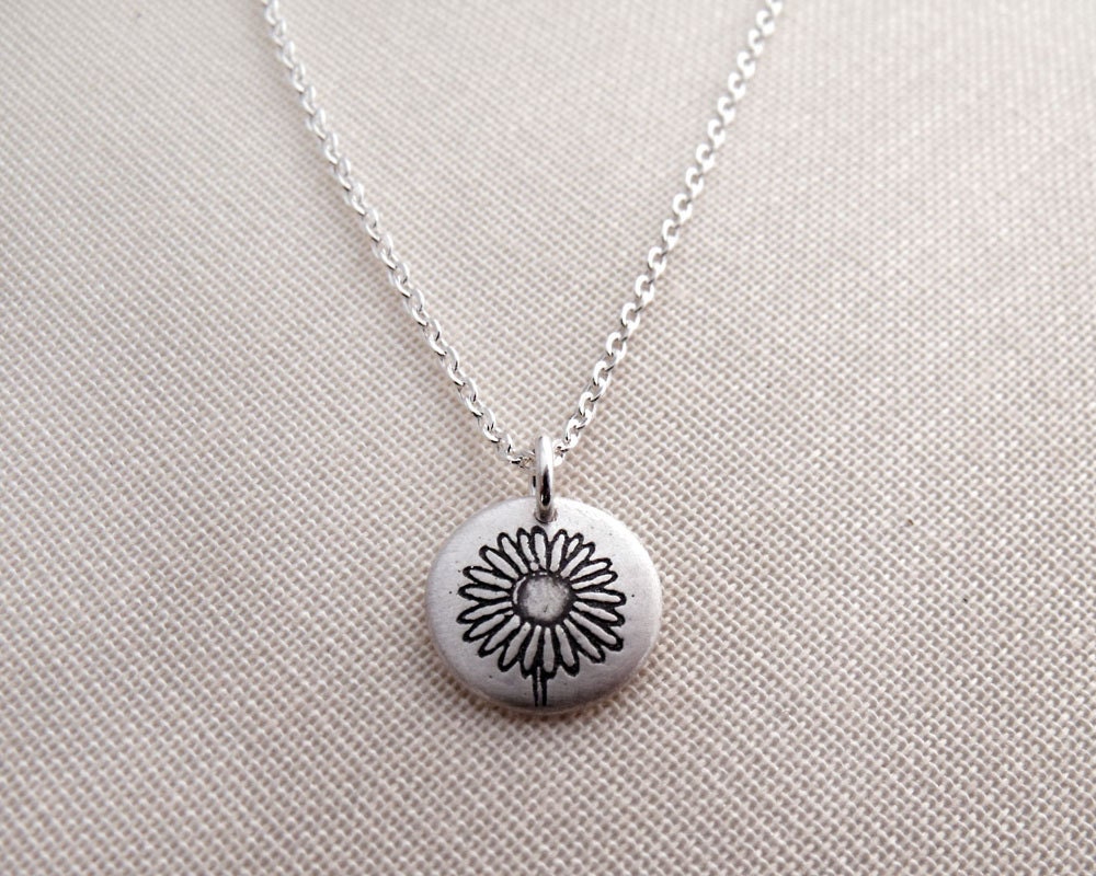 Tiny daisy necklace in silver | Etsy