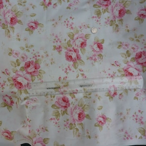 Lecien Durham Quilt Wow!! Pink Roses on off White Cotton Fabric BTY ...