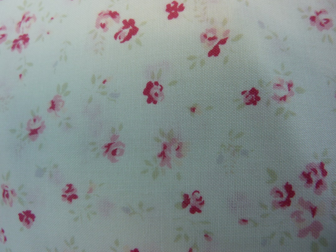 Lecien Durham Quilt Fabric Ditsy Red Roses Celery Green Leaves on off ...