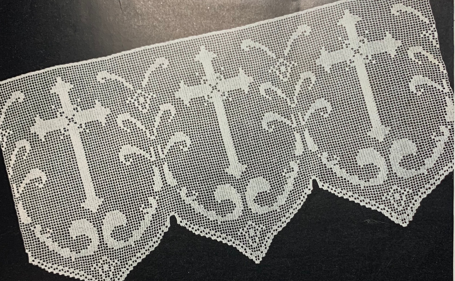 Altar Lace Crochet Pattern Church Religious Mass Scalloped Border Cross ...