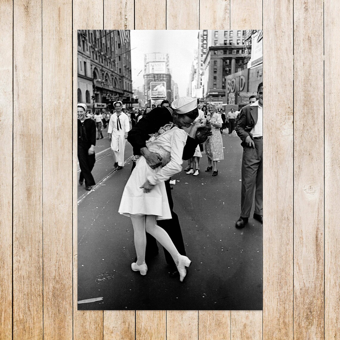 Alfred Eisenstaedt's Iconic Photo V-J Day Kiss New York Time Square ...
