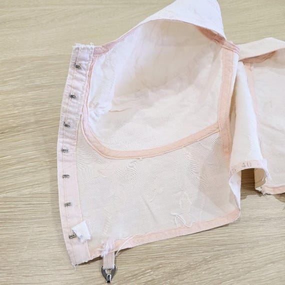 Vintage Long Line Bra 1960s bra in Pink damask Size 4… - Gem
