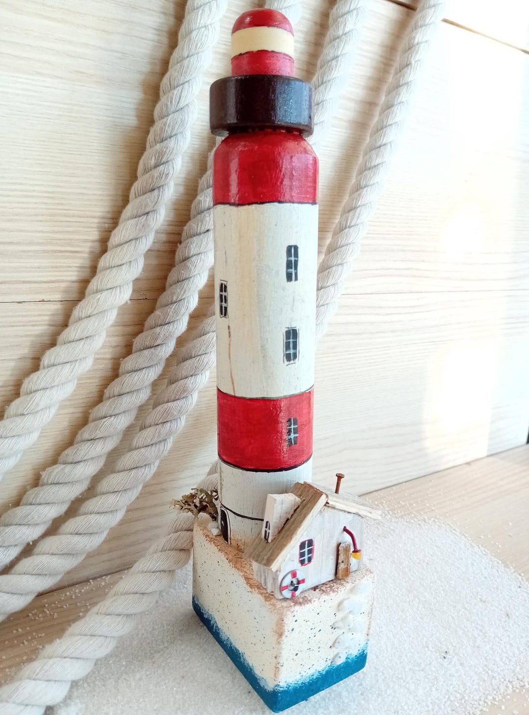 Faro de madera flotante recuperado, miniatura costera de madera, faro ...