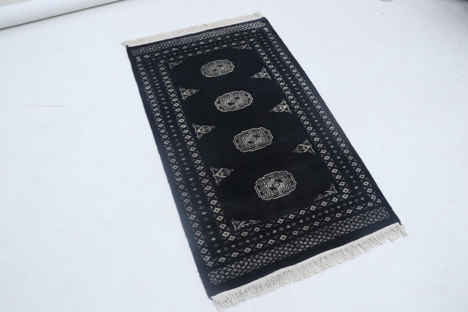 Alfombra de algodón y lana Mohri Bokhara anudada a mano, geométrica ...