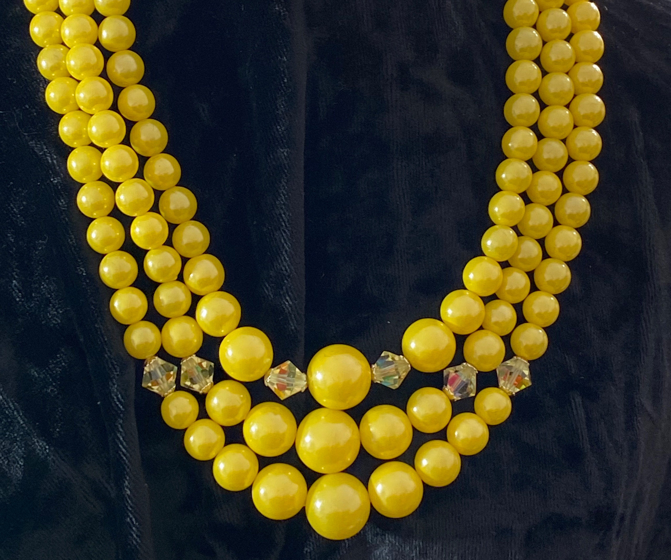 Collier Mid-Century à trois rangs de perles jaunes avec cristaux ...