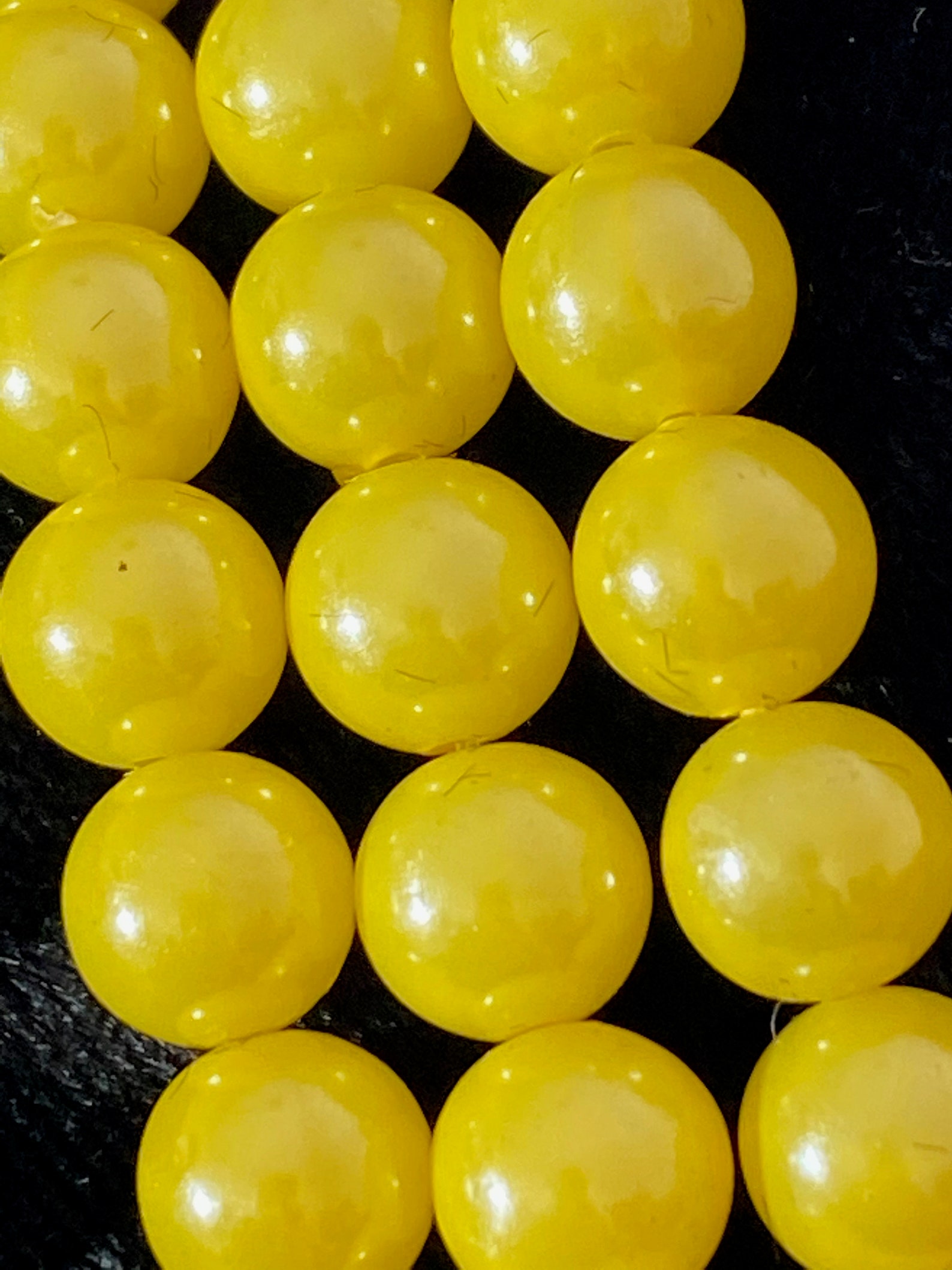 Collier Mid-Century à trois rangs de perles jaunes avec cristaux ...