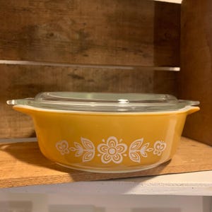 Pristine Vintage Pyrex in Butterfly Gold Pattern 471 1 Pint Casserole ...