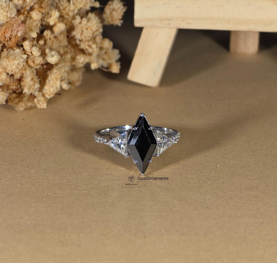 Three Stone 3.40 CT Kite Cut Black Basket Set Ring, Side Colorless ...