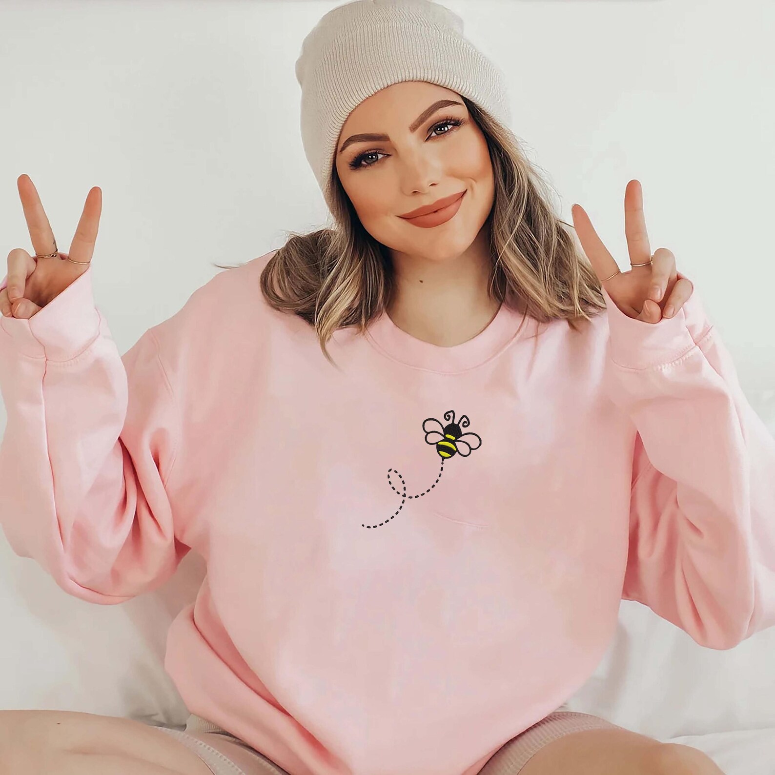 Mini Bee Flying Embroidery Design Bee With Tail Embroidery Design Honey ...