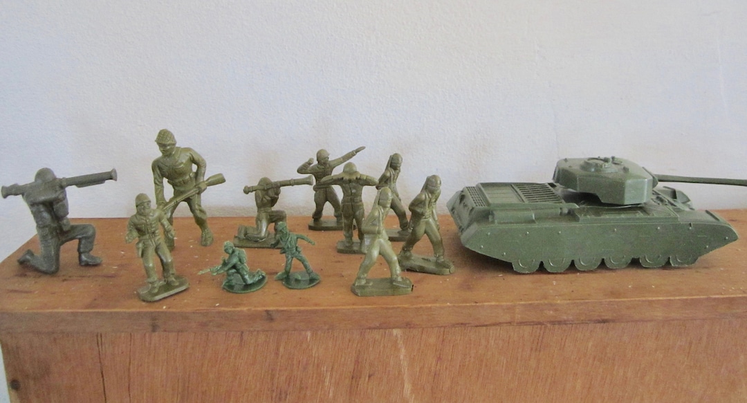 Vintage Child Action Toy 10 Plastic Soldiers W/ Army Tank Children's ...