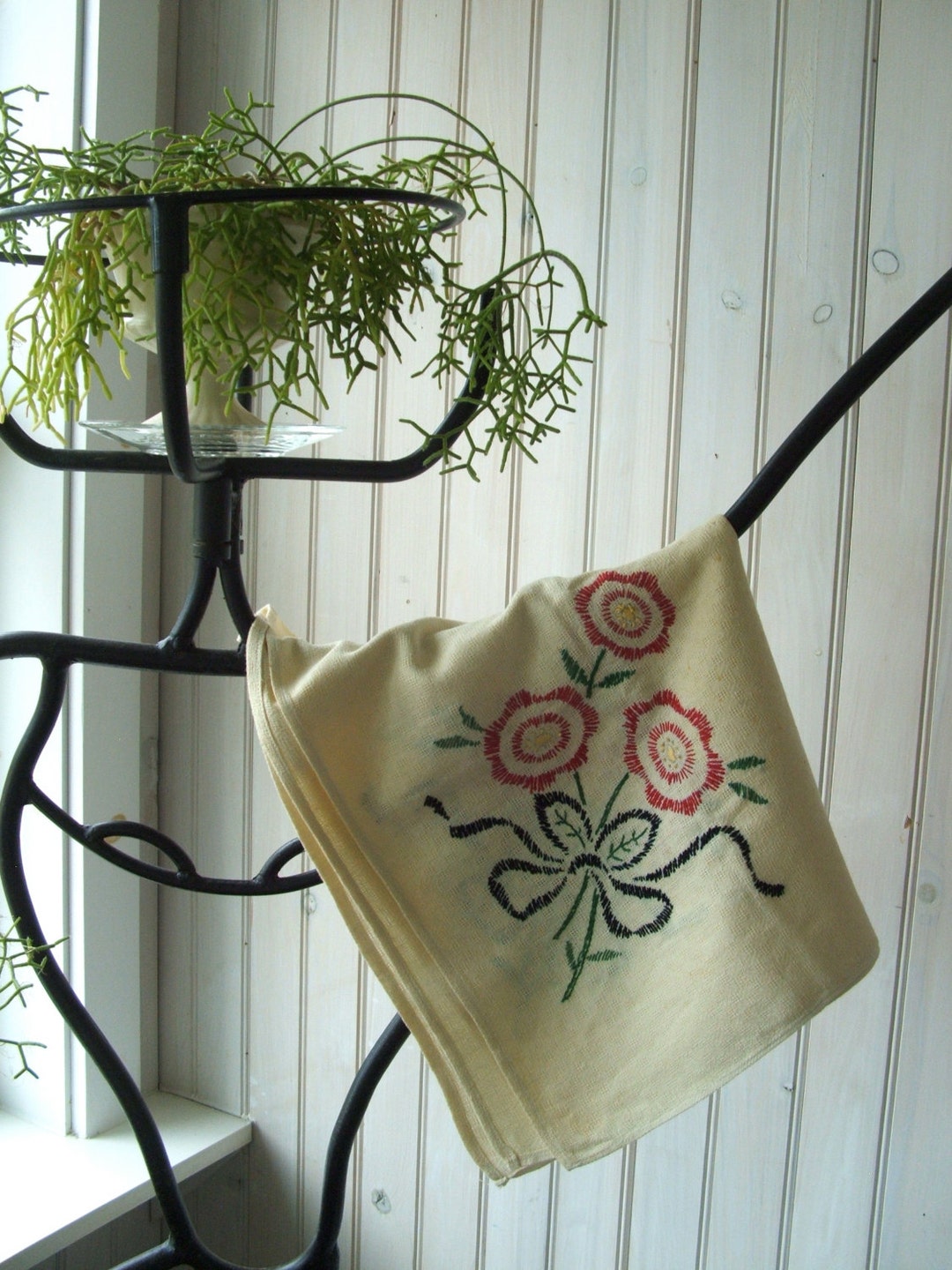 Vintage Embroidered Tablecloth With Red Flowers - Etsy