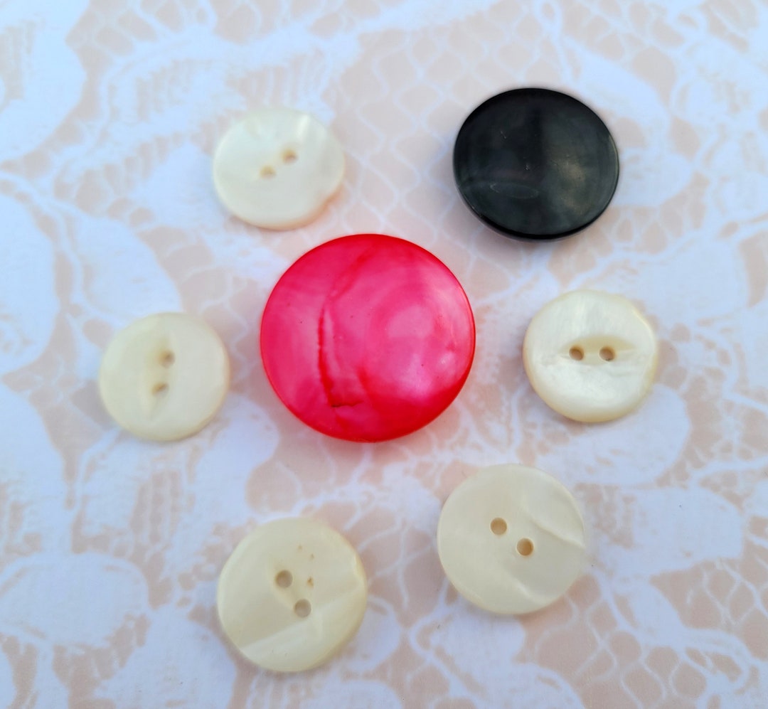 7 Pearl Buttons Souvenir Koosli Antiques Muscatine Iowa Red Pearl White ...