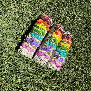 Organic White Sage With 7 Chakra Sinuata Flowers Bundles 4" White Sage Smudge Sticks Bulk ...