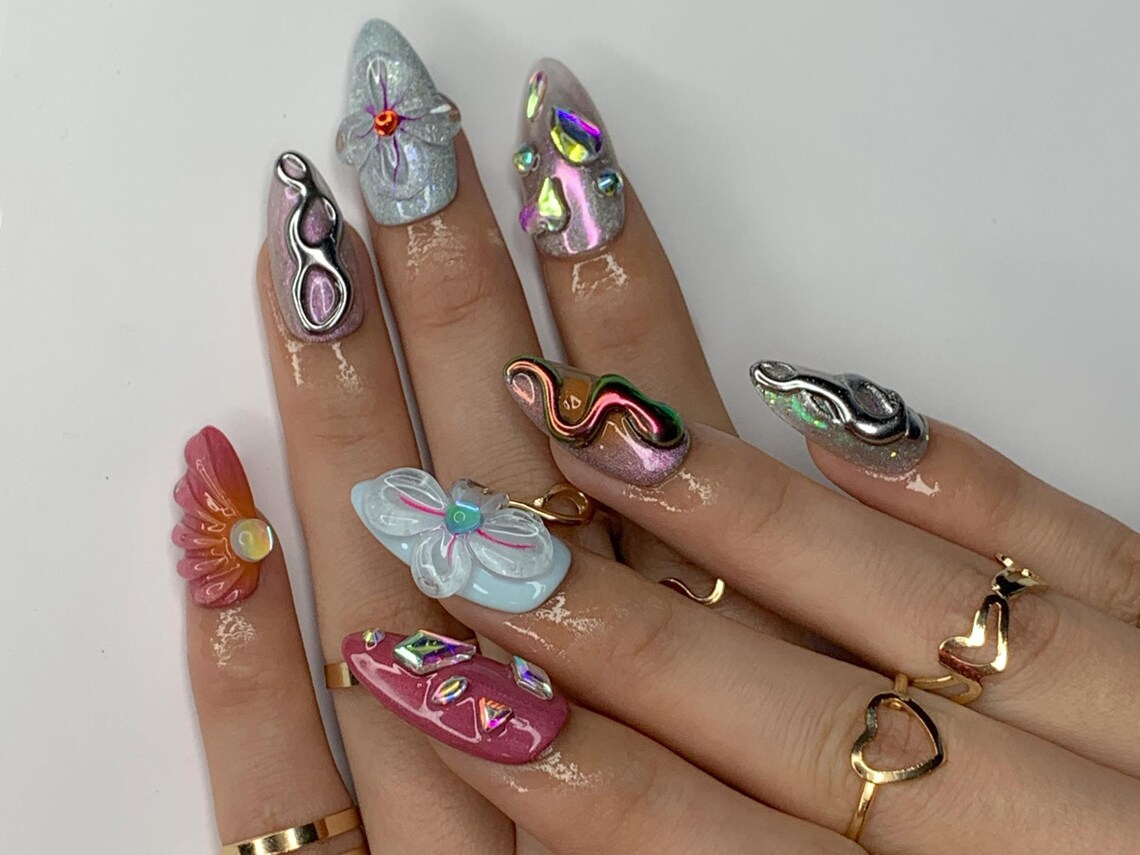 Luxury Holographic Press on Nails 3D Metallic and Floral Designs Fake ...