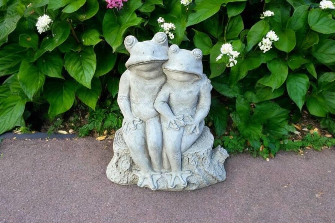Concrete Frogs Sitting on Stump Statue, Realistic Two Frogs Figure ...