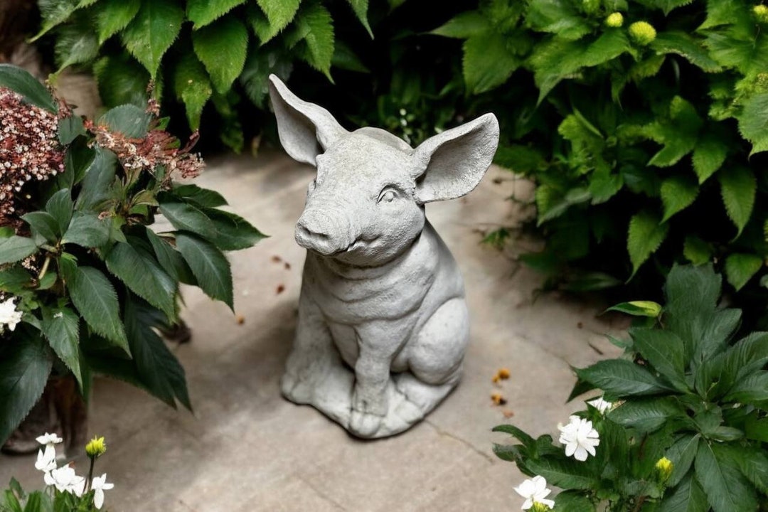 Backyard Wilbur Pig on Base Statue, Sitting Farm Piglet Sculpture, Farm ...