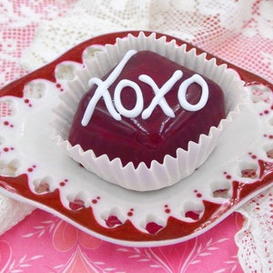 17-042HW Hulet Glass Handmade xoxo Chocolate, Red and White Kisses ...