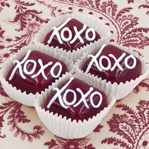 17-042HW Hulet Glass Handmade xoxo Chocolate, Red and White Kisses ...