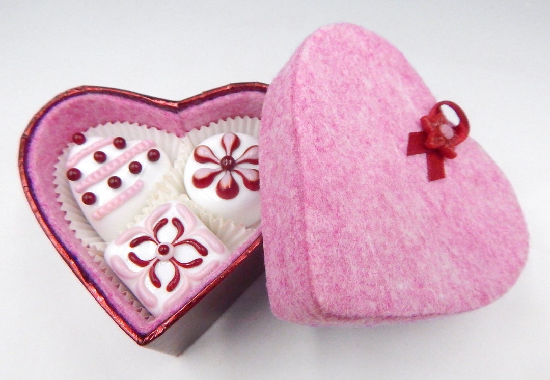 Pink Heart Box of 3 Art Glass Chocolates (bxhp3-0020) - Gift Box of Art ...