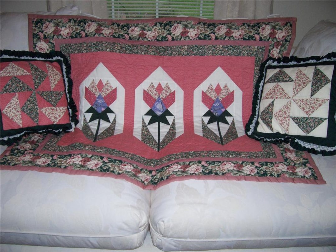 A Beautiful Mauve Wall Quilt and Two Pillows to Match,,,handquilted - Etsy