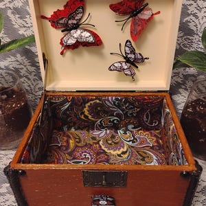 0208B Skull W/horns Awesome Box! - Etsy