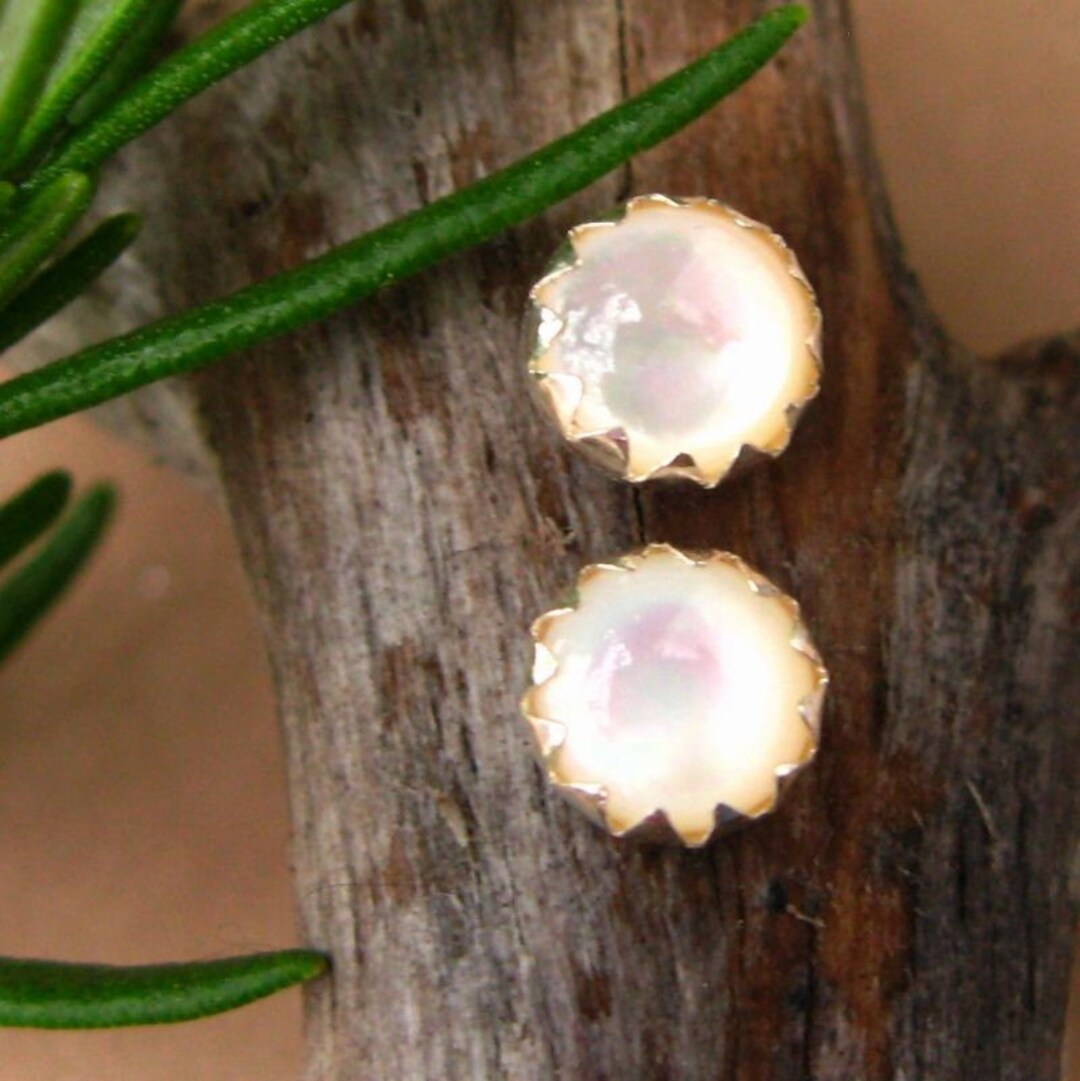 Perla Cabochon Studs / Pernos de Oro de 14k o Pernos de Nácar - Etsy España