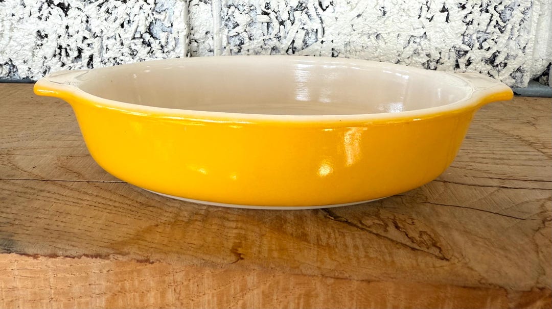 Vintage Pyrex Yellow Pixie 700 Small 7-inch Casserole Dish With a 10 Oz ...