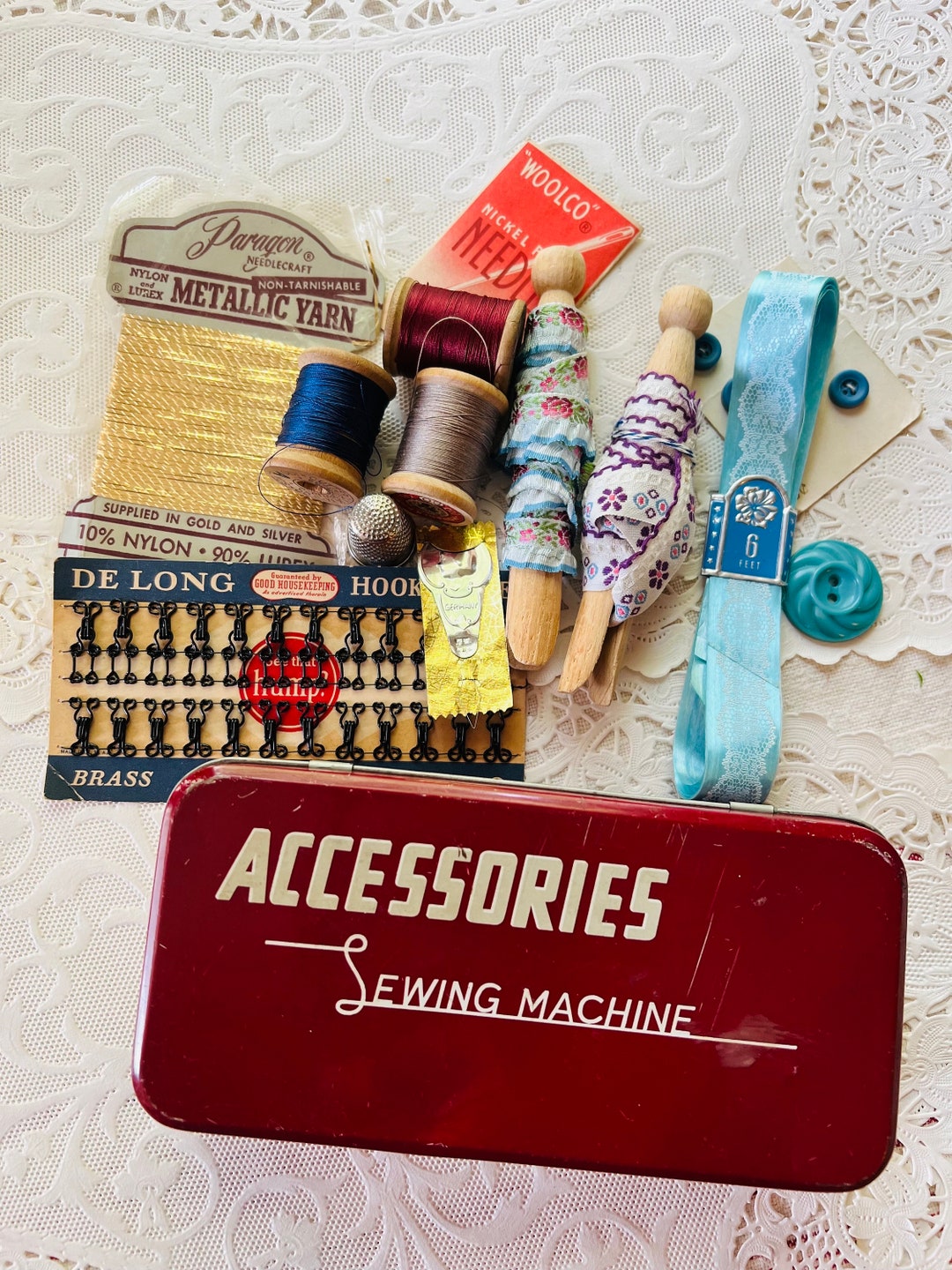 Vintage Sewing Supply Kit in Vintage Hinged Sewing Machine Accessory ...