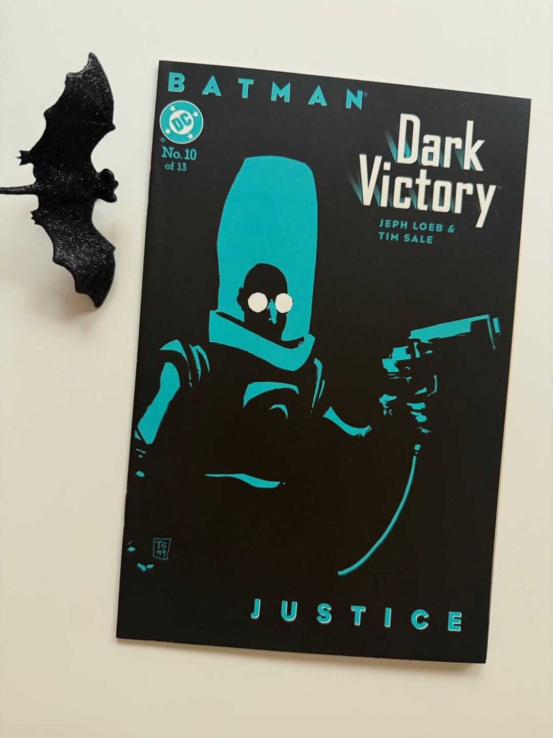 BATMAN: Dark Victory #10 | Two-face & Mr. Freeze - Vintage Old Comic ...