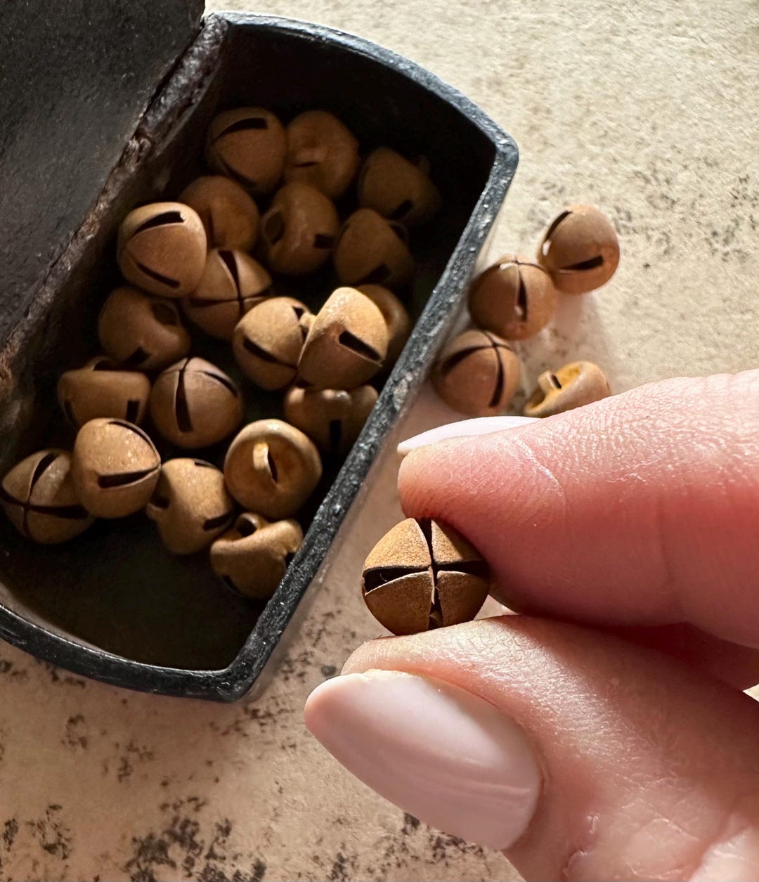 25 Tiny Rusty Jingle Bells 9mm – Primitive Christmas Craft Supplies - Etsy