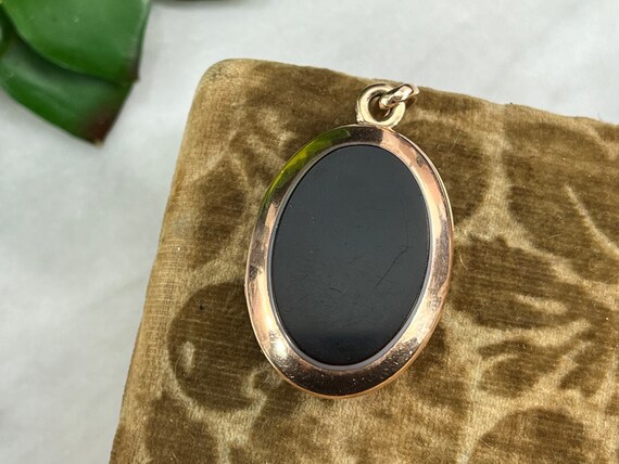 14k Gold and Sardonyx Stone Locket - Antique Victoria… - Gem