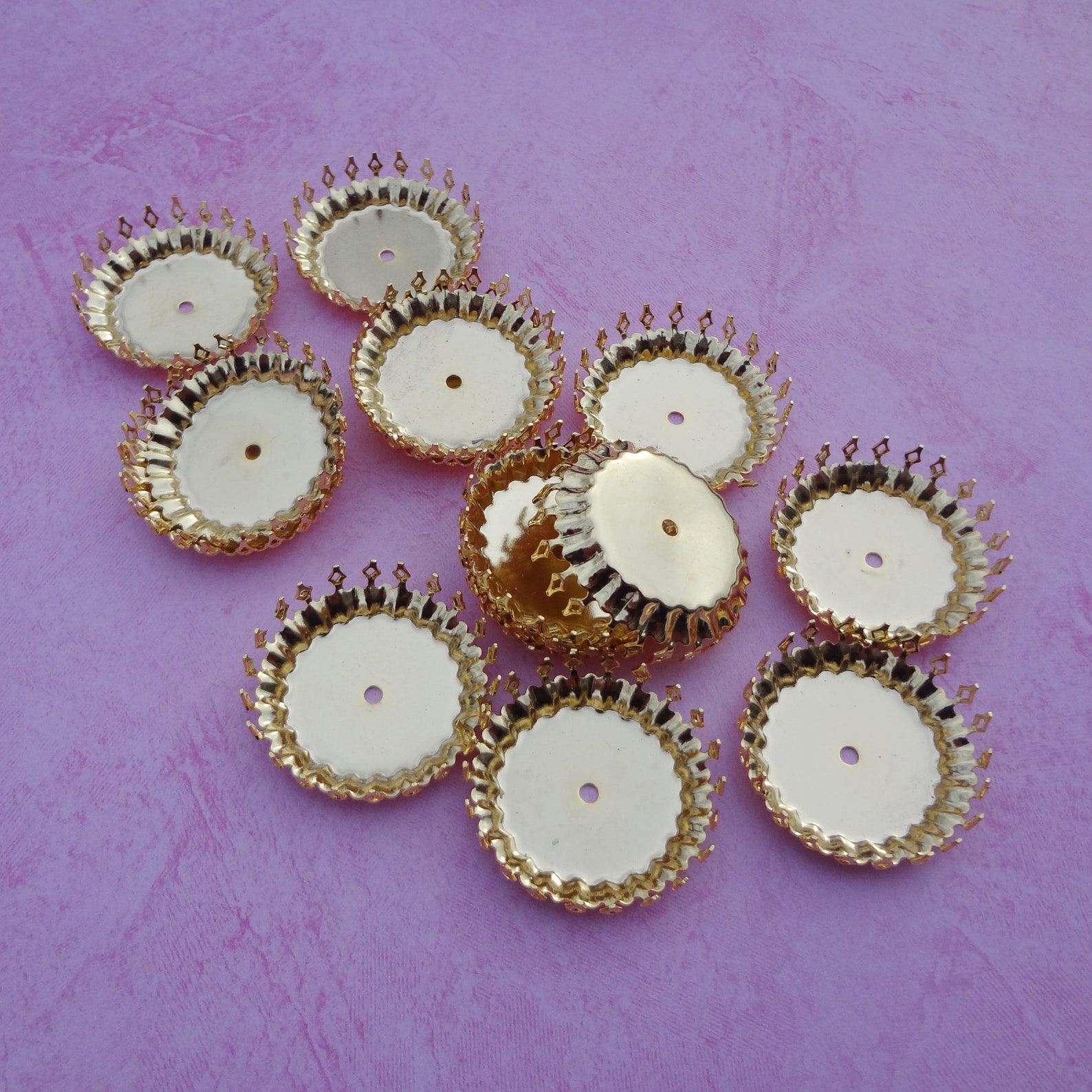 30mm Gold Plated Crown Edge Round Closed Back Prong Settings With Rivet ...