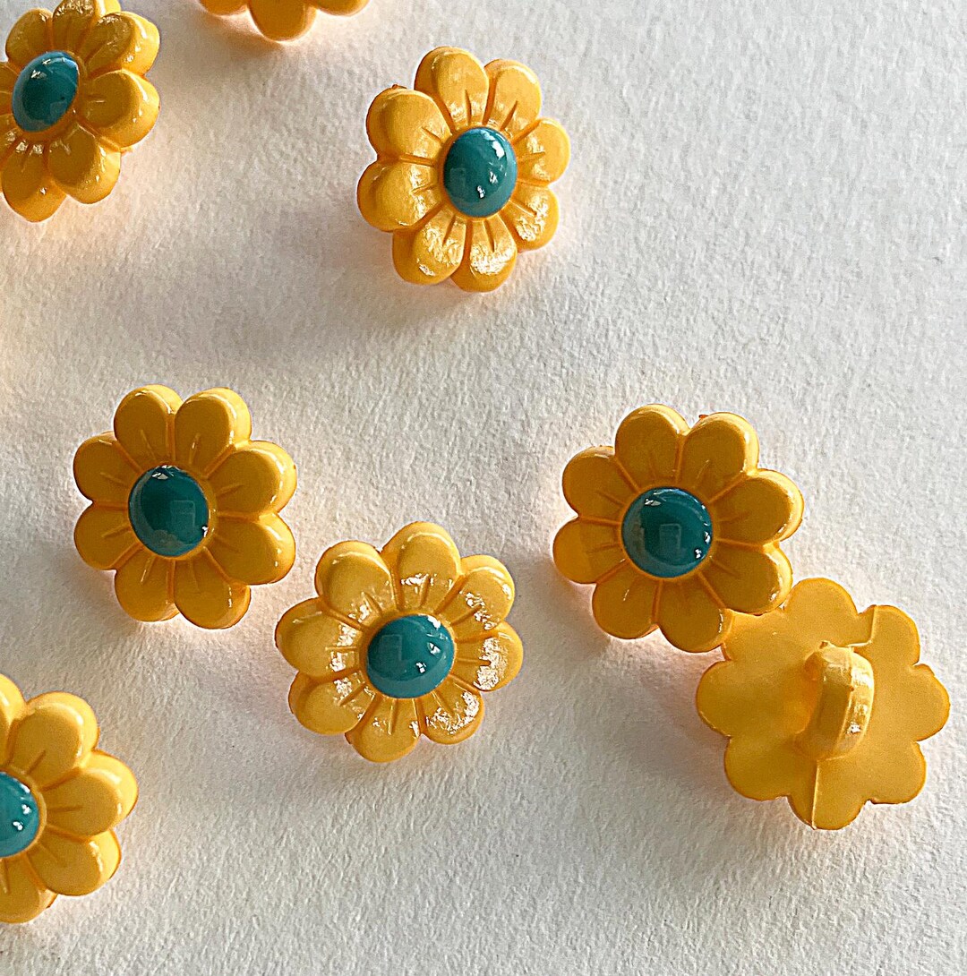 9 Daisy Buttons Shiny Golden Yellow Daisies Plastic AT-35 - Etsy