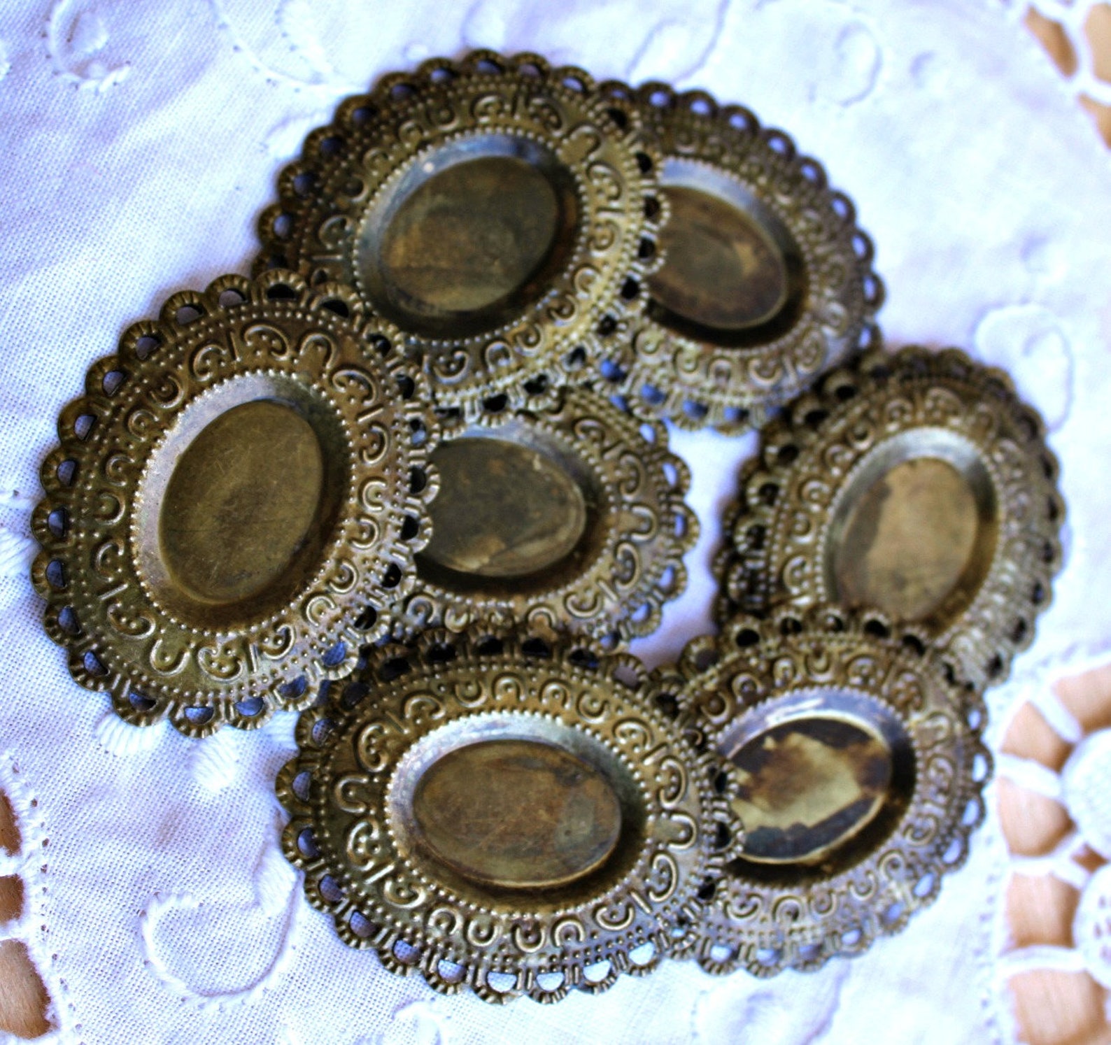 Embellecimiento de filigrana de metal ovalado de vieira de bronce ...