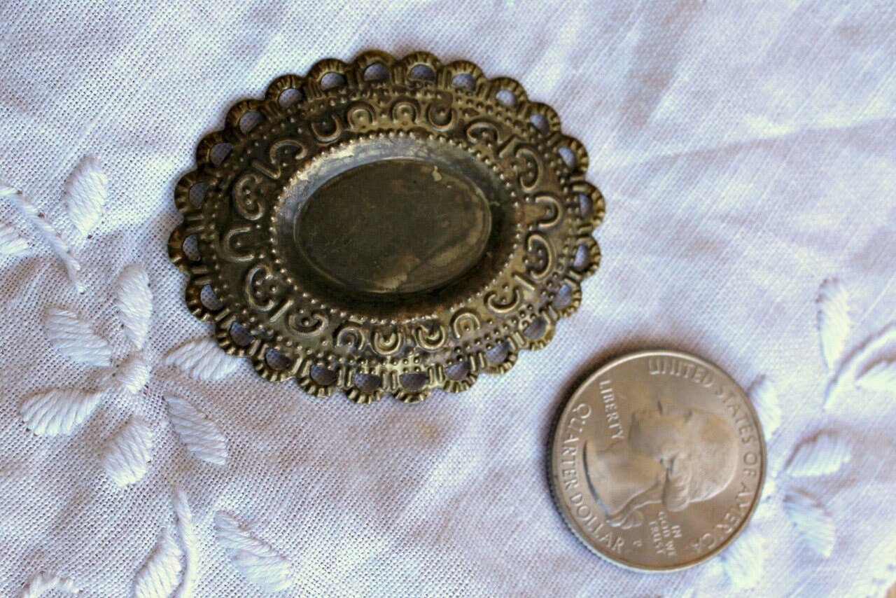 Embellecimiento de filigrana de metal ovalado de vieira de bronce ...