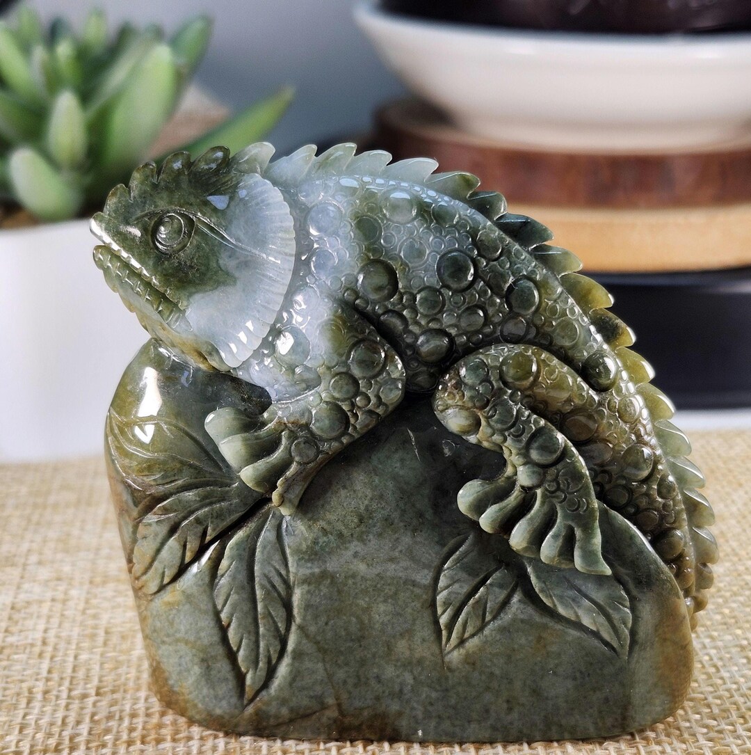 Giant 3D Lizard Carry Out Chinese Idiom of 今非昔比 Well Carved Untreated ...