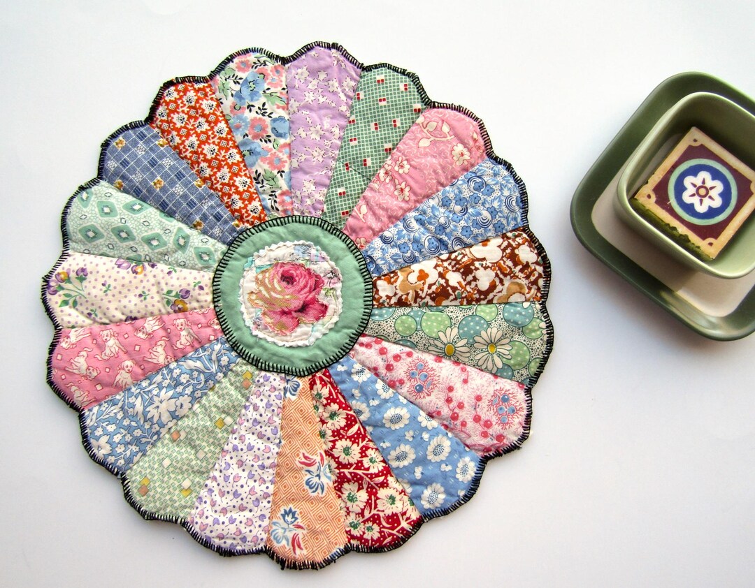 A Dresden Plate Design Shaped Round Table Mat W Outline Stitch Work and ...