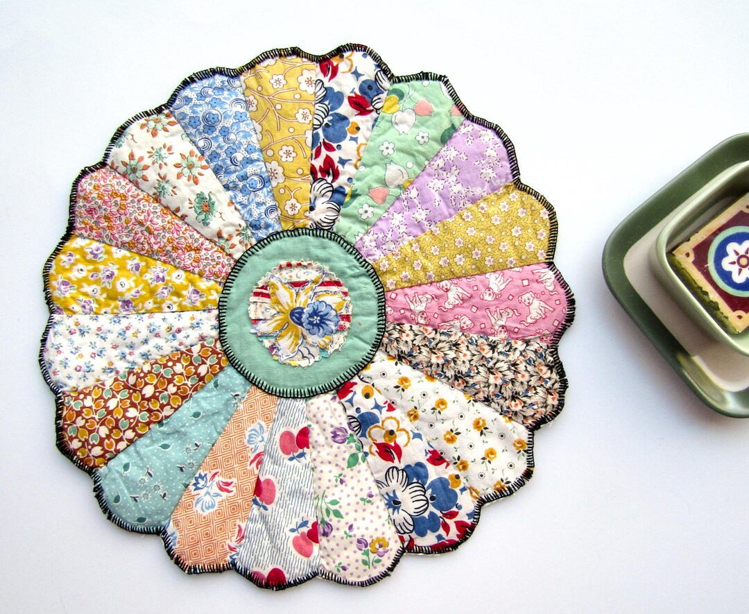A Dresden Plate Design Shaped Round Table Mat W Outline Stitch Work and ...