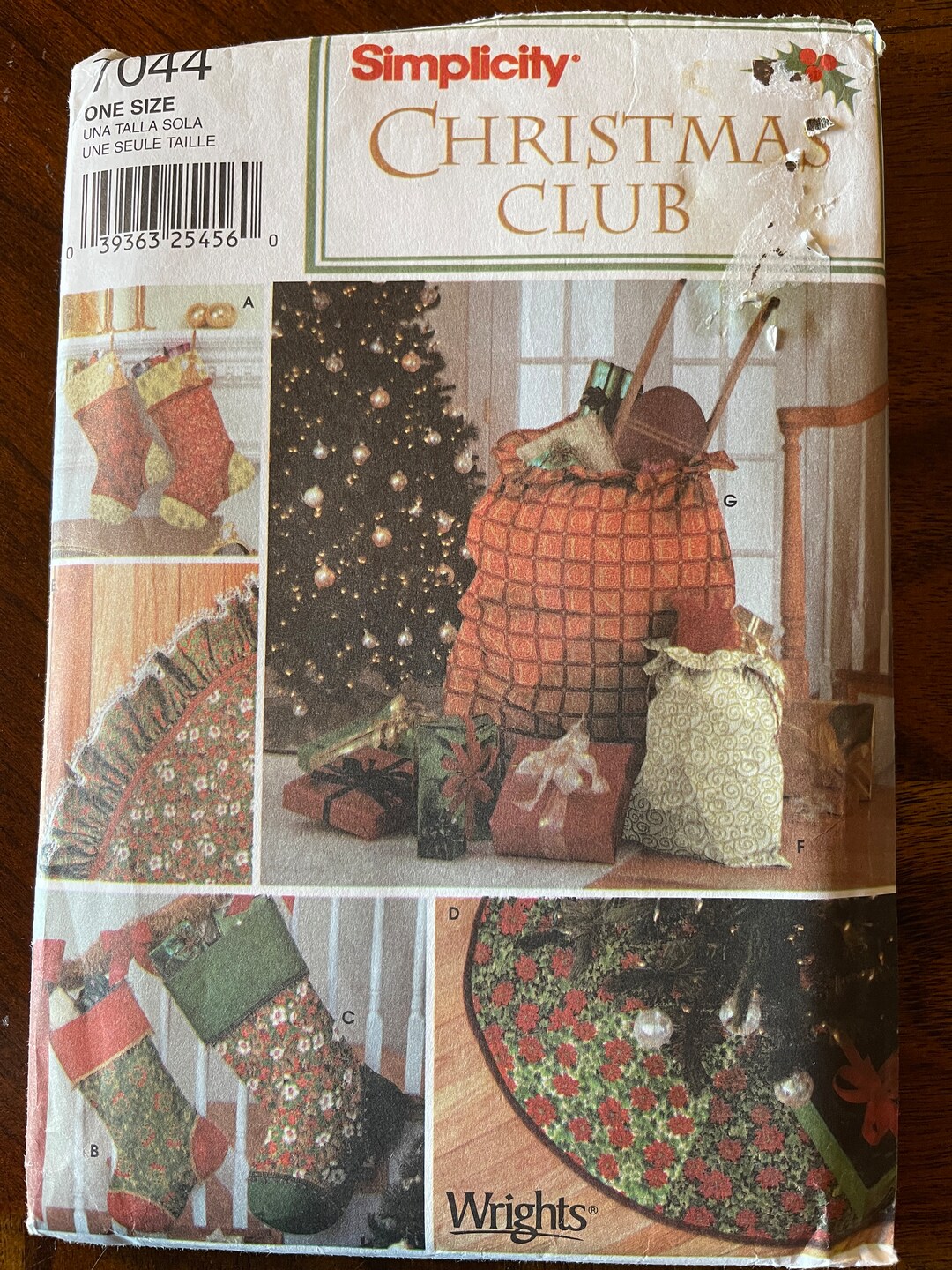 New Uncut Christmas Stockings, Tree Skirts, and Gift Bags Simplicity ...