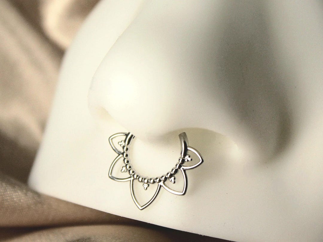 Implant Grade Titanium Septum Clicker Ring. Dainty Flower Gem Decor ...
