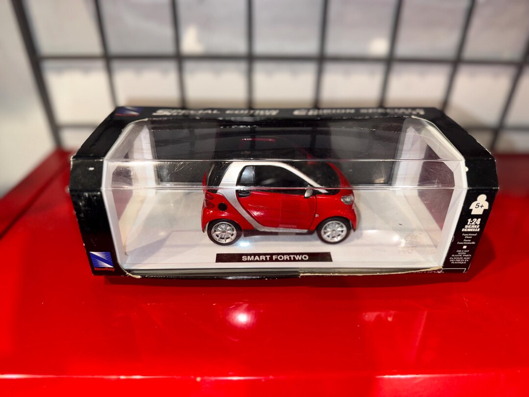 Smart Fortwo | 1:24 Scale Diecast Model Car | Collector's Edition ...