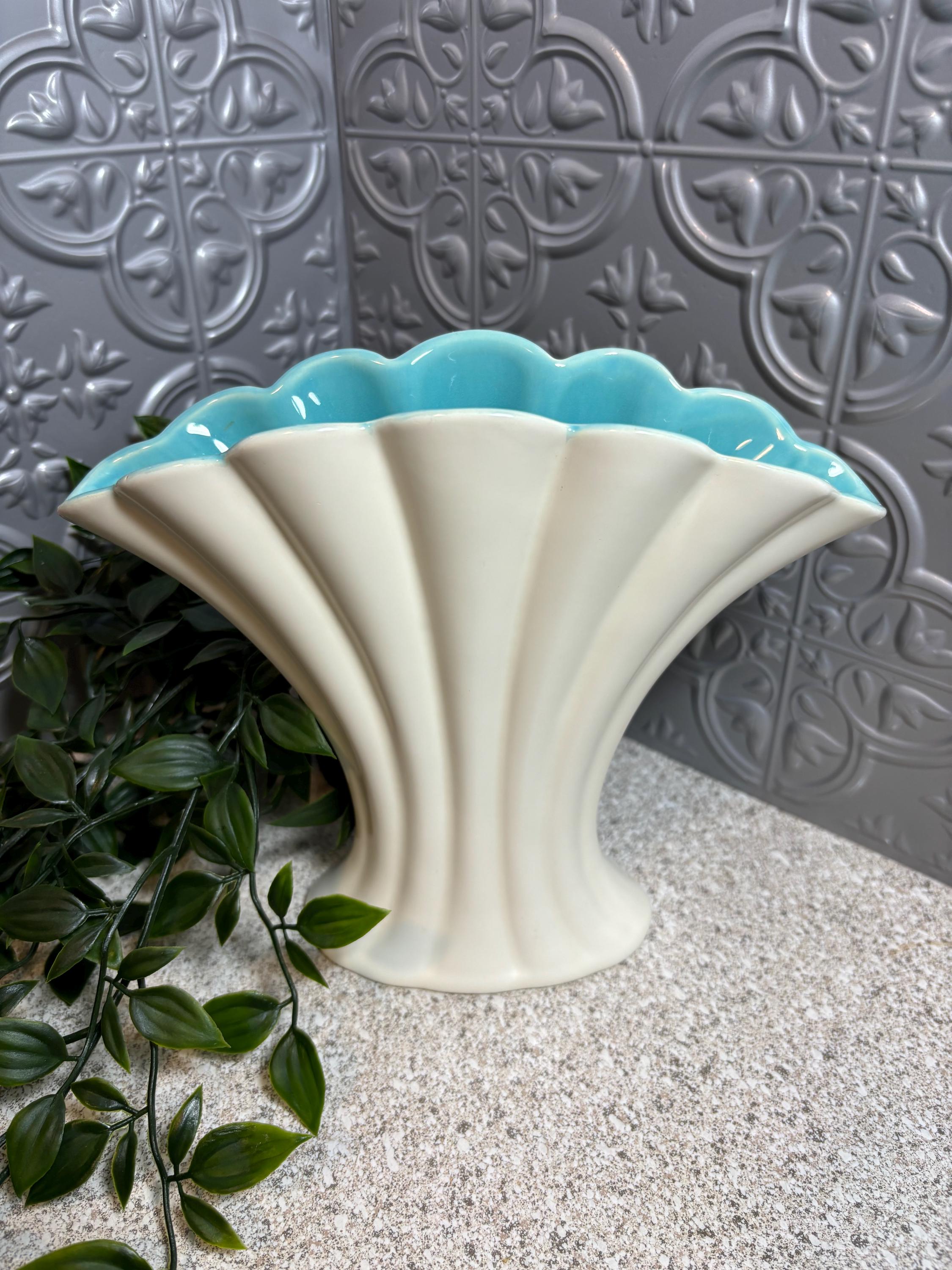 Vintage Catalina Pottery Fan Vase Ceramic Seashell Fan Vase C-310 Ivory ...