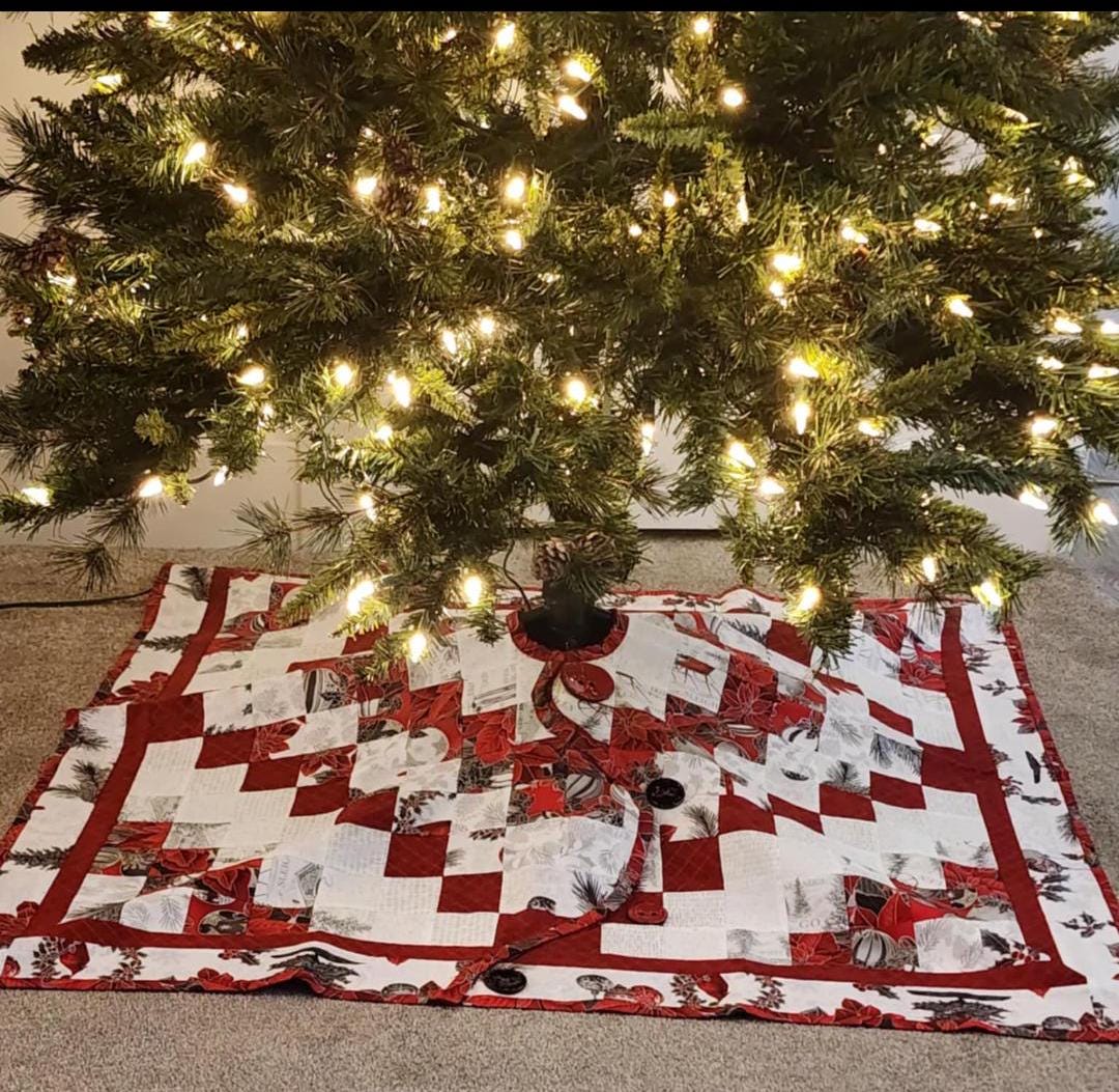 Tree Skirt in Reds, Whites and Little Black Makes This a Stunning Tree ...