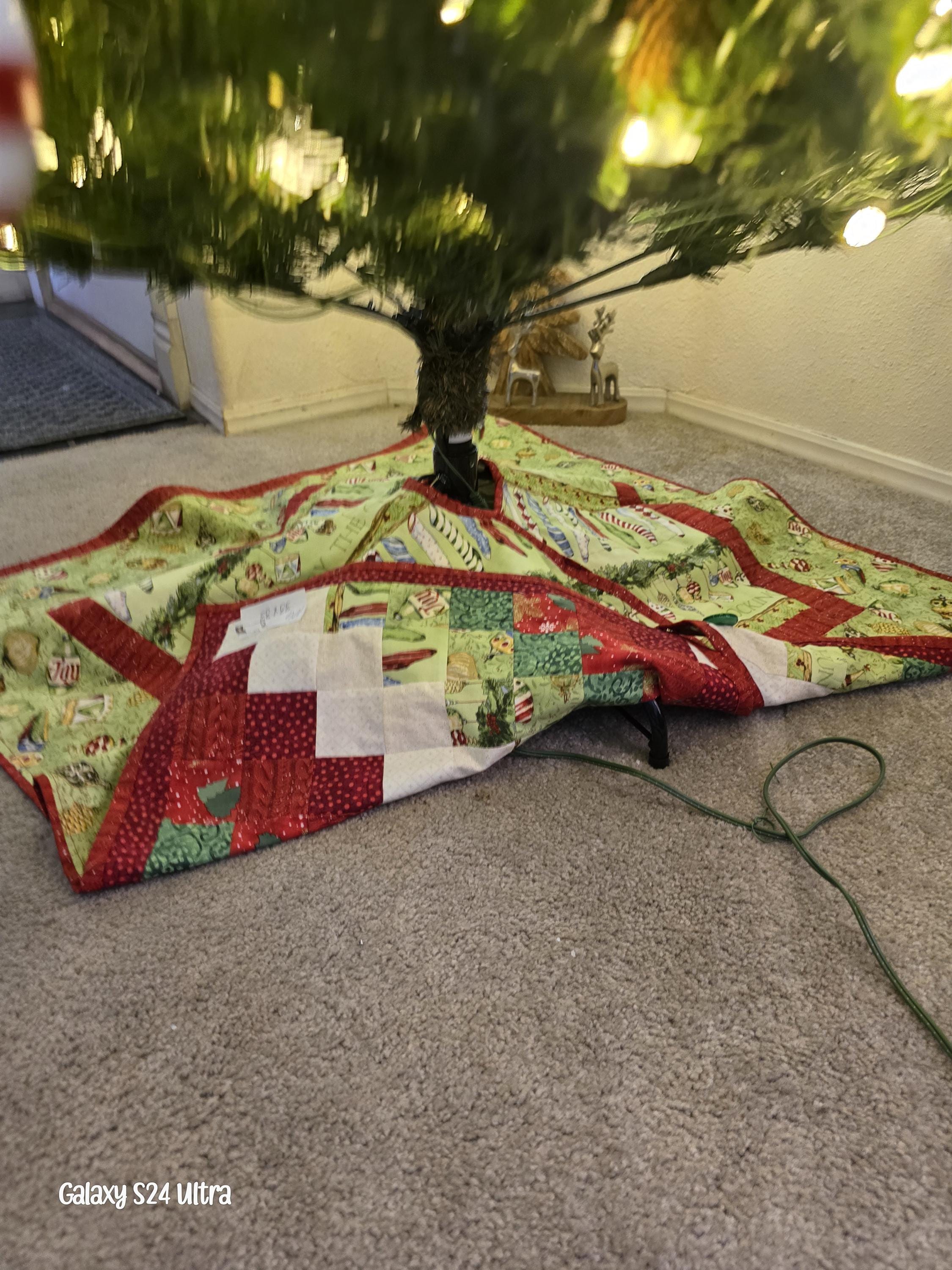 Tree Skirt It is Reversable. Would Look Good With the Grinch Tree ...